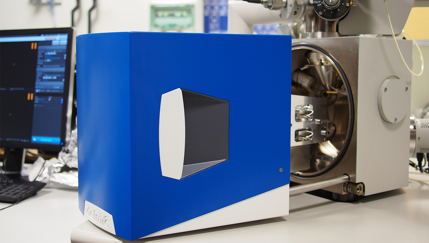 SECOM | Ultrastructure and fluorescence imaging in one CLEM system